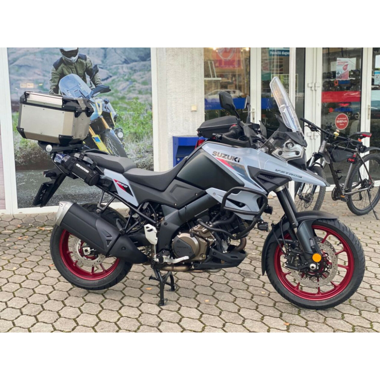 SUZUKI DL1050 V-STROM ŠEDÝ S DOPLNKAMI | Styx.sk