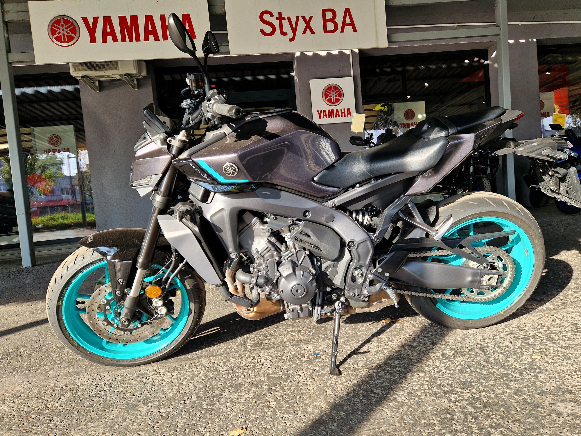 YAMAHA MT-09 2024 Y-AMT midnight cyan DEMO | Styx.sk