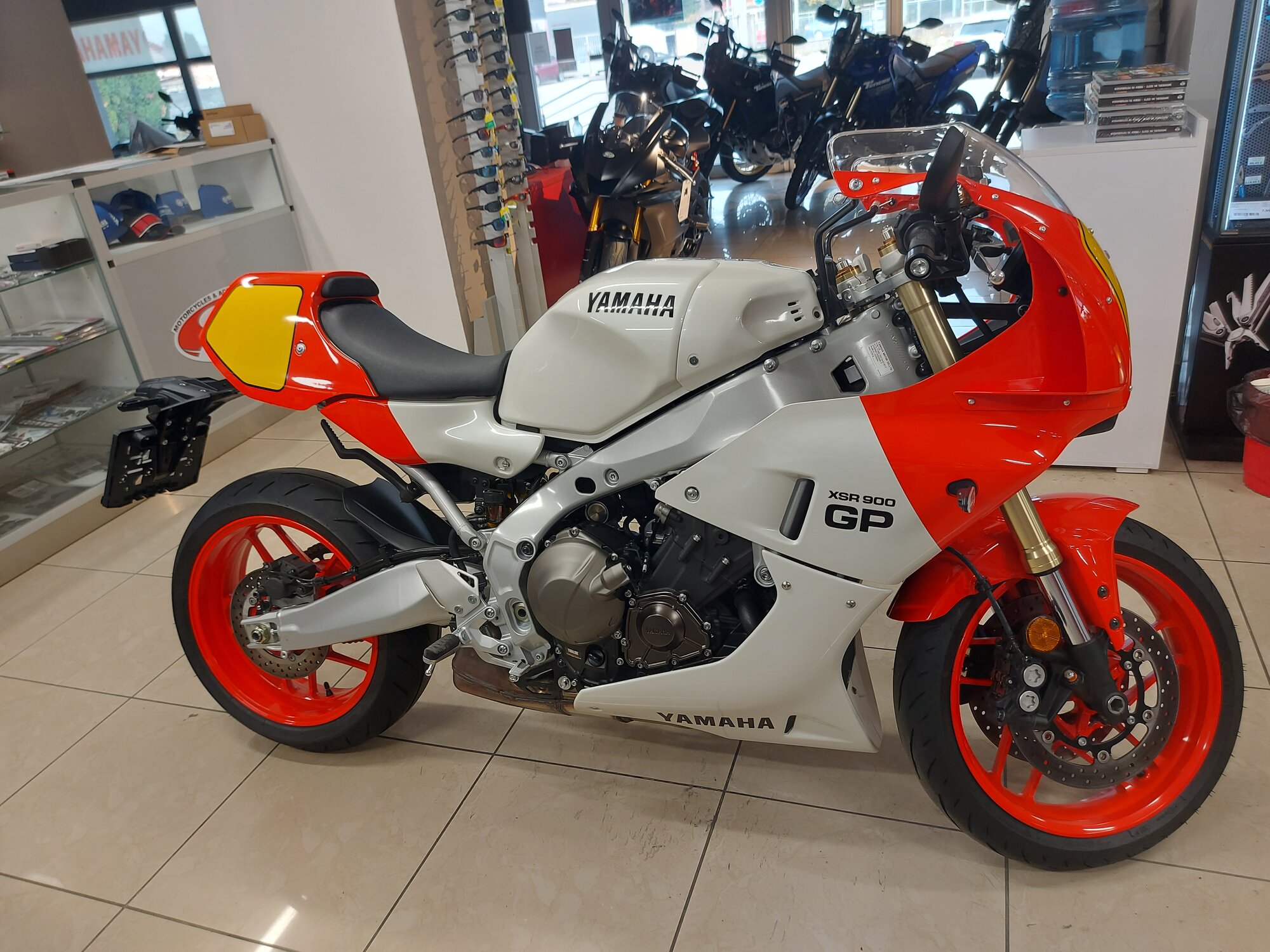 YAMAHA XSR900 GP RED DEMO | Styx.sk