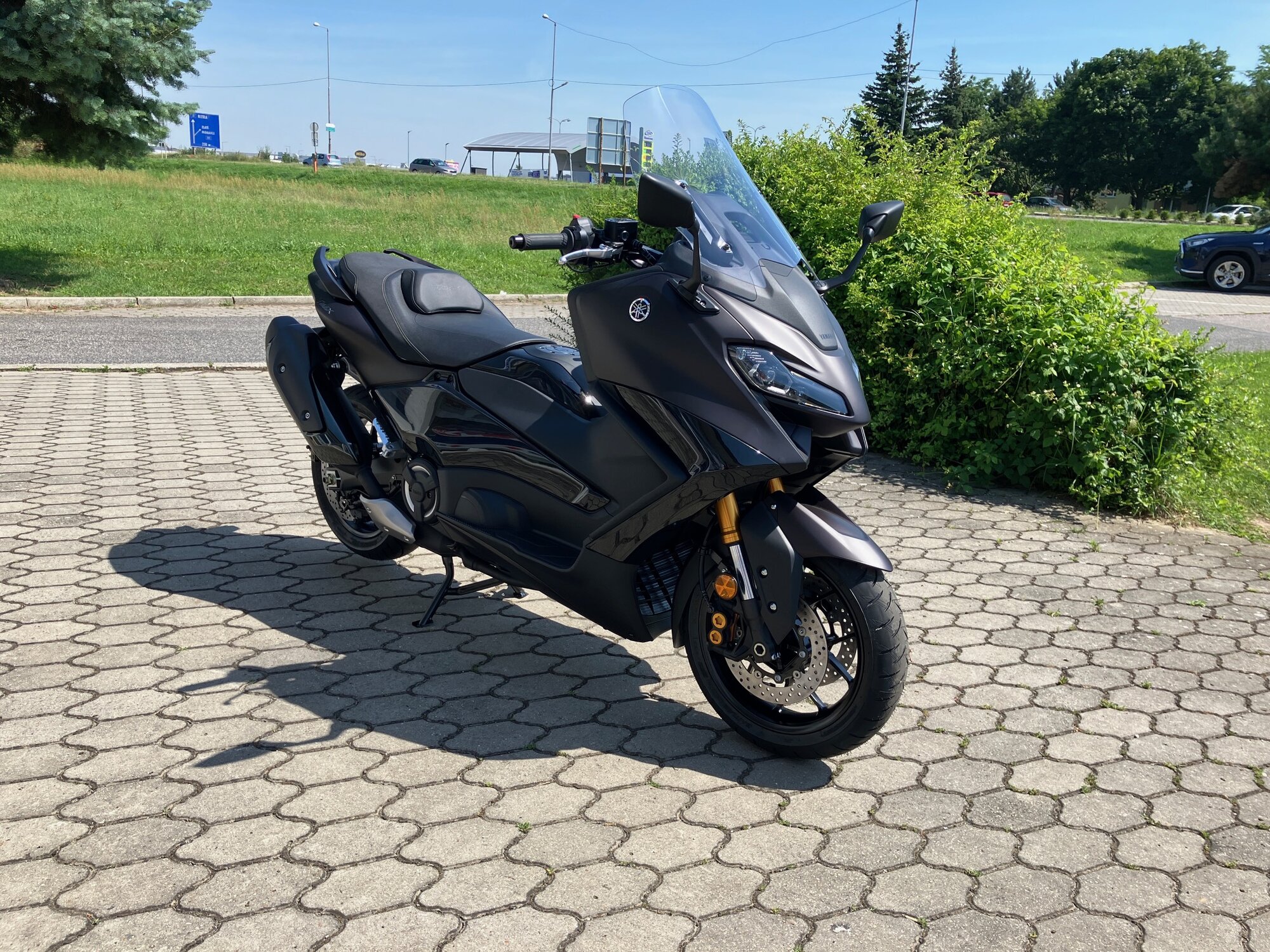 YAMAHA TMAX560 DX HNEDÝ | Styx.sk